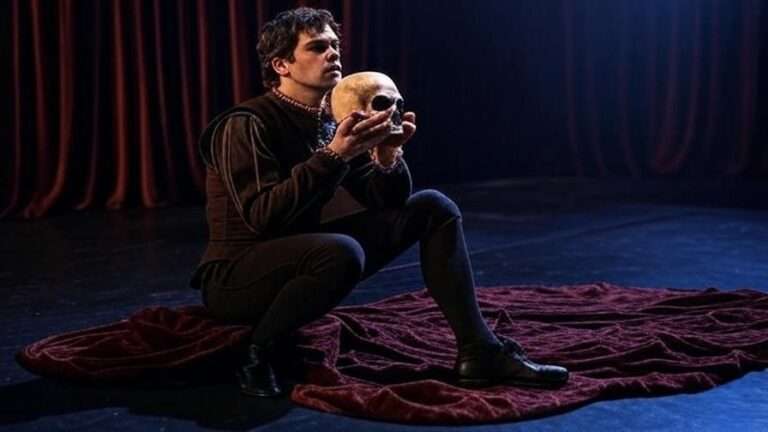 Unveiling the Hamlet Skull: Symbolism & Meaning